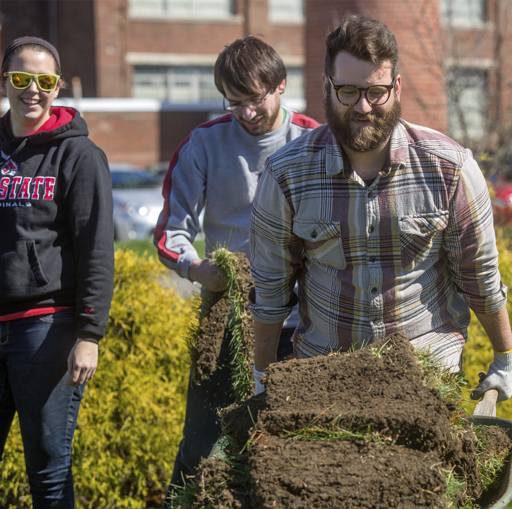 Architecture students help design, dig in to enhance community garden